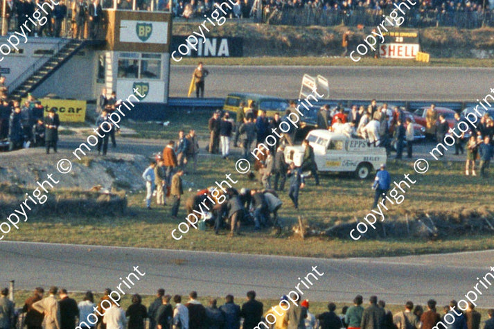 1965 a4 5 Jim Clark (in blue below BP sign) Lotus 33 heat 2 off croppe ...