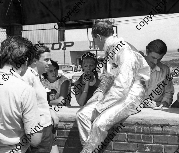 1968 SA GP Jim Clark, ...former Gail Maggs, Denny Hulme NOTE SHINY OVE ...