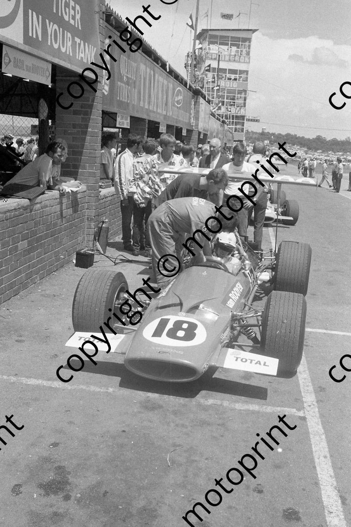 1969 SA GP Basil van Rooyen McLaren M7, Roger Taylor in attendance (co ...