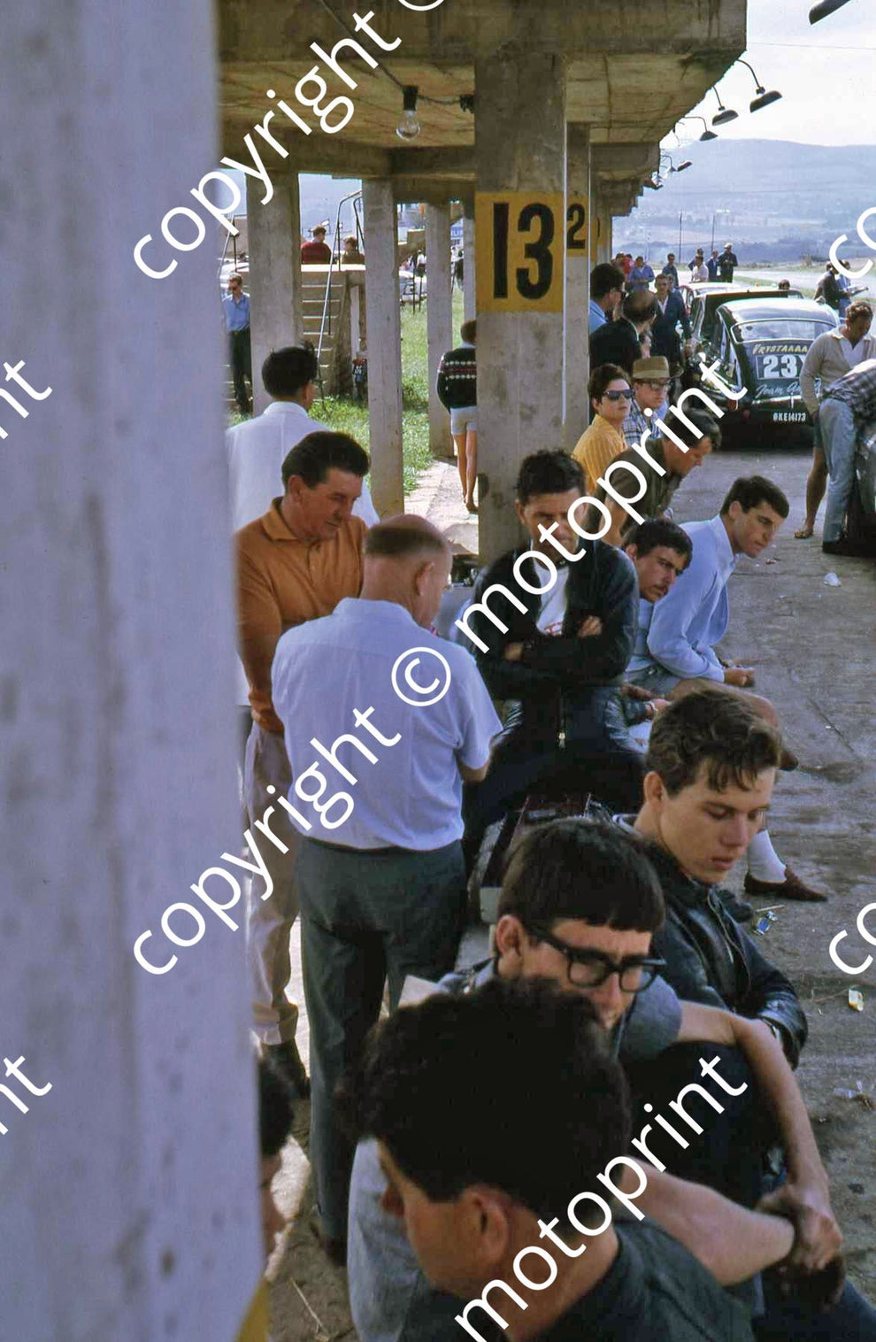 P Pretorius, Jim Redman in pits – Motoprint